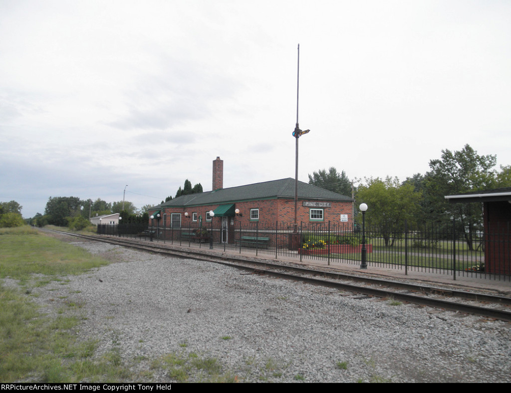 Still Has BN Green Trim And The Train Order Signal